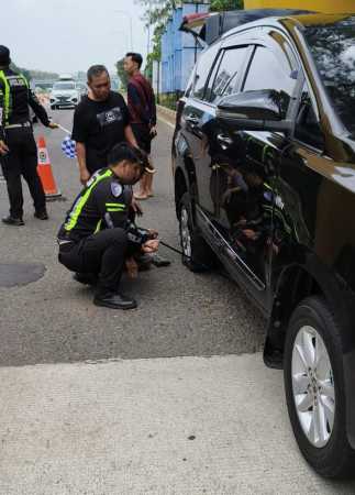 Polisi Bantu Pemudik Pecah Ban di Depan Rest Area 207A Tol Palikanci